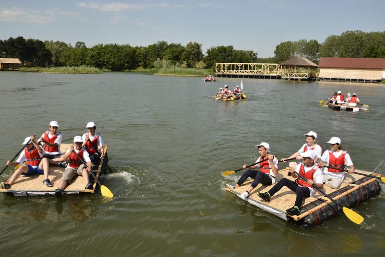 Cursă cu plute din PET-uri pentru elevi